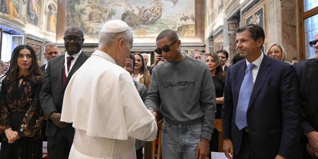 El Papa podría «asomarse» al concierto de Karol G, John Legend y Andrea ...
