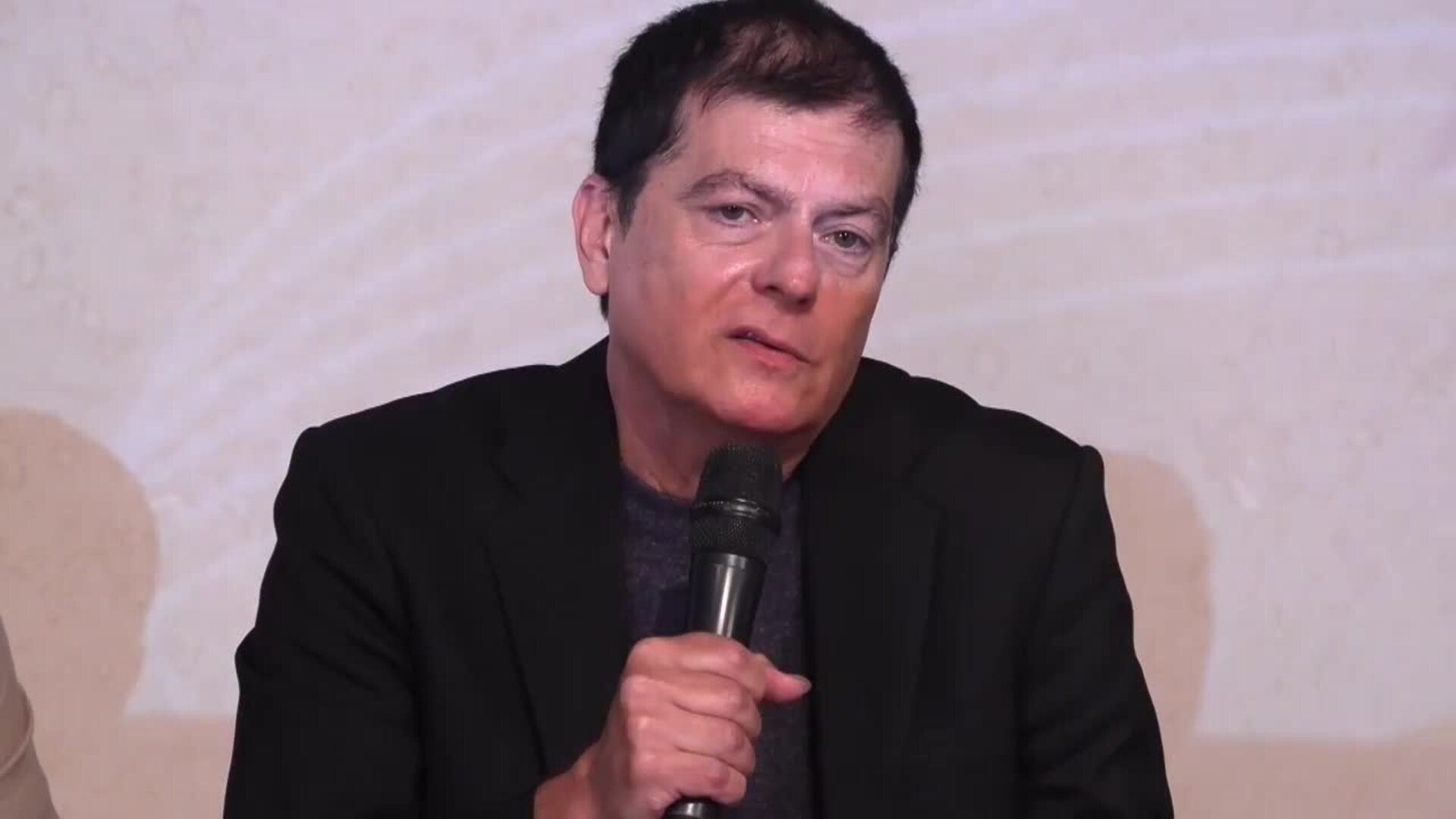 El timplista canario Benito Cabrera presenta 'Islópolis', un disco-libro para dibujar murallas ...