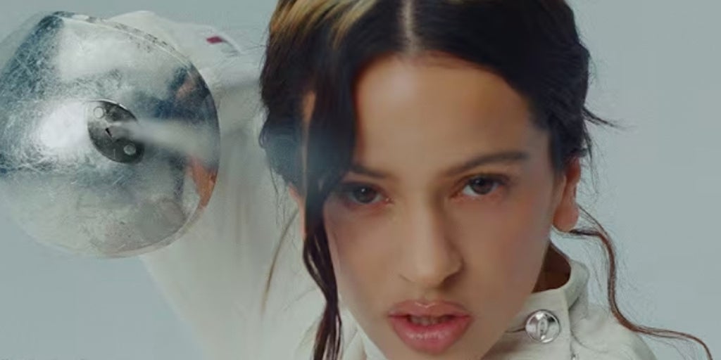 Rosalía afila su espada en su nuevo videoclip, 'La Perla'
