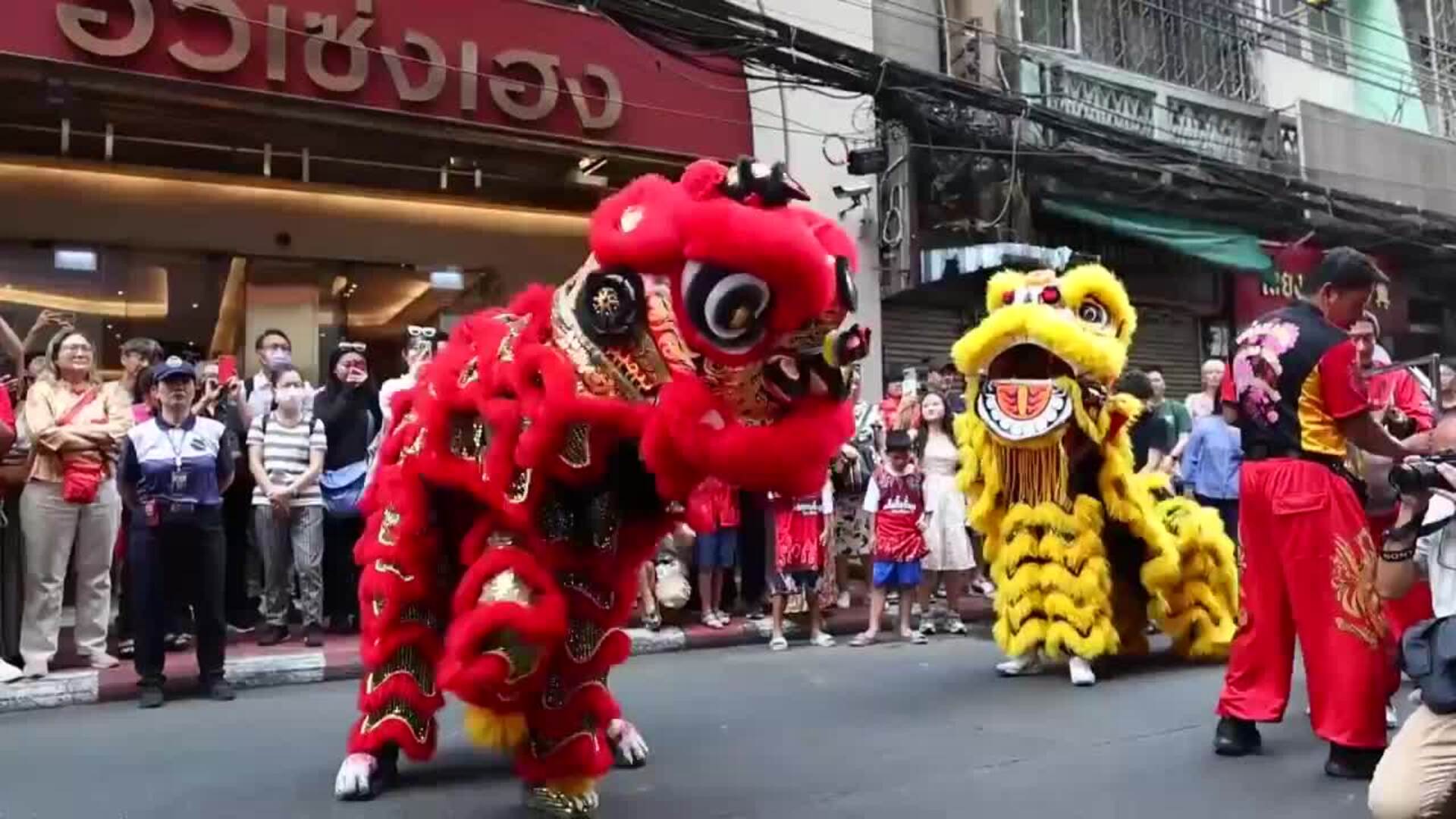 Tailandeses se unen a los ritos para recibir el Año Nuevo lunar