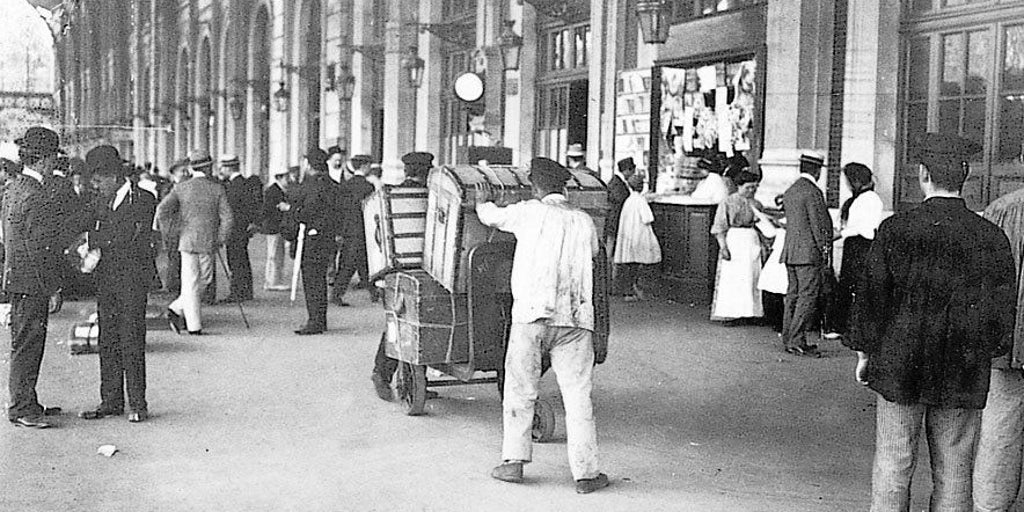 El misterio de la tétrica caja olvidada durante un año en la Estación ...