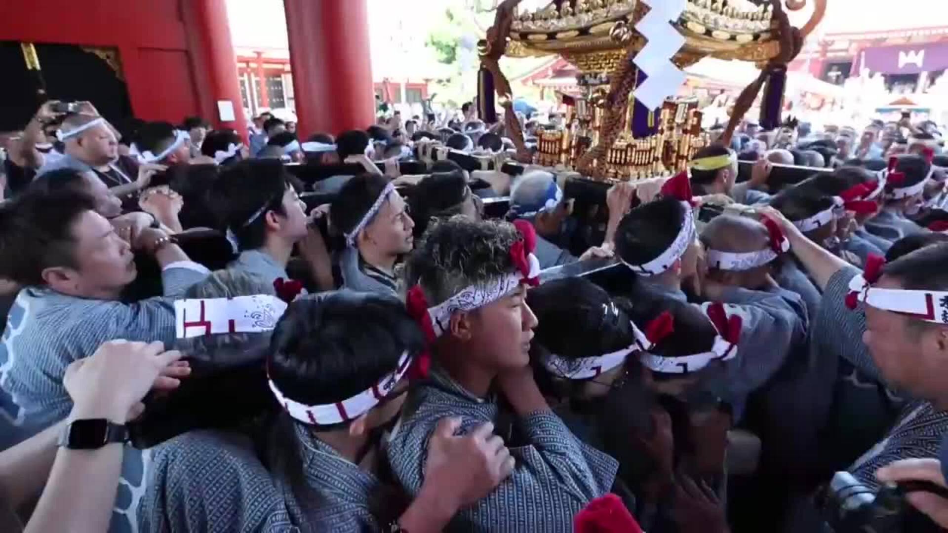Miles de japoneses celebran el Santa Matsuri, el Festival de los Tres ...