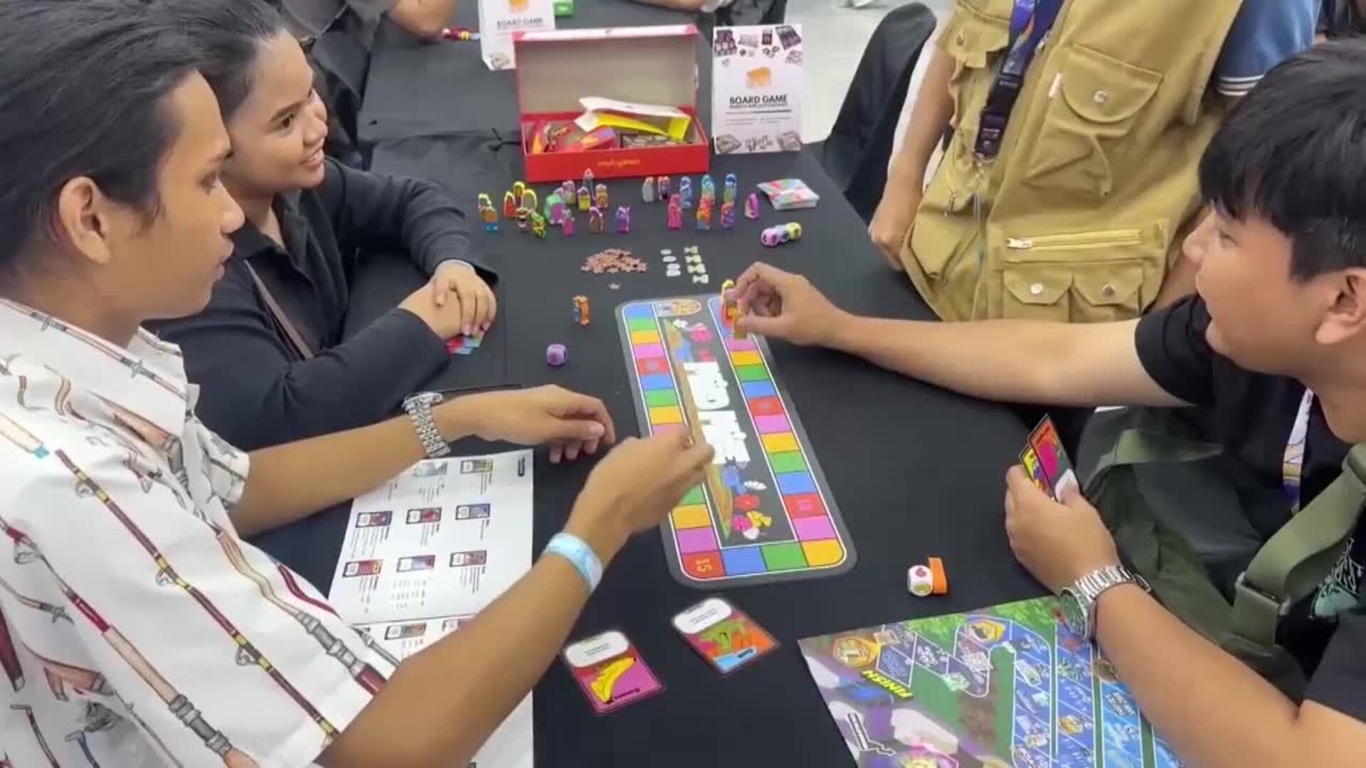 Una exposición en Manila presenta más de 300 juegos de mesa