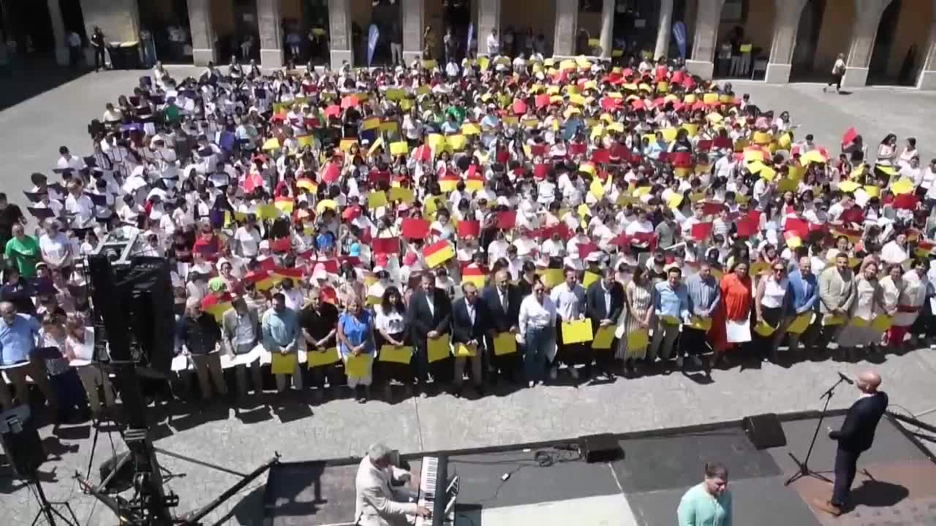 Un millar de alumnos forma una bandera de Mallorca en el canto escolar ...