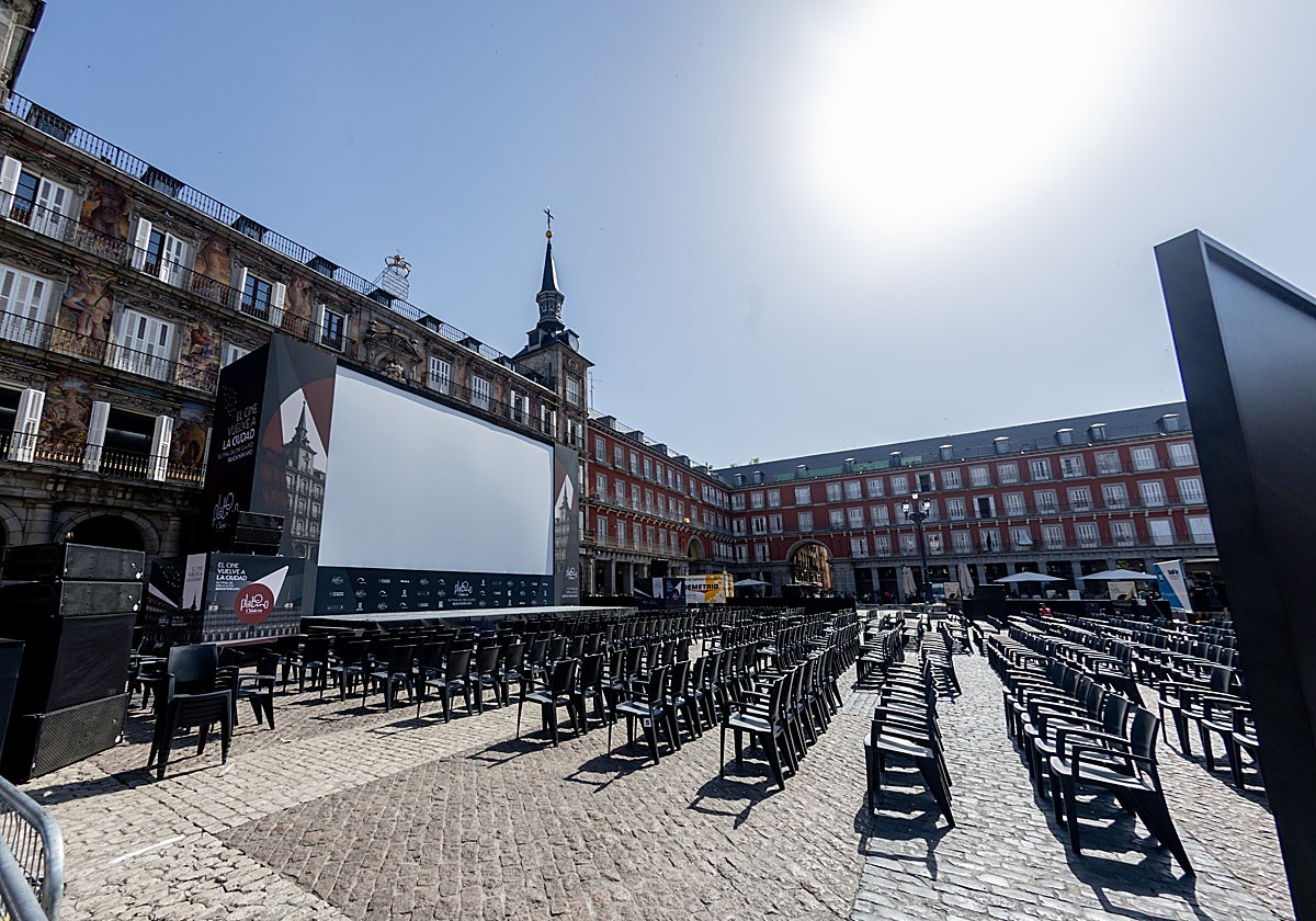 La proyección en la Plaza Mayor de 'El verdugo' y 'Cría Cuervos ...
