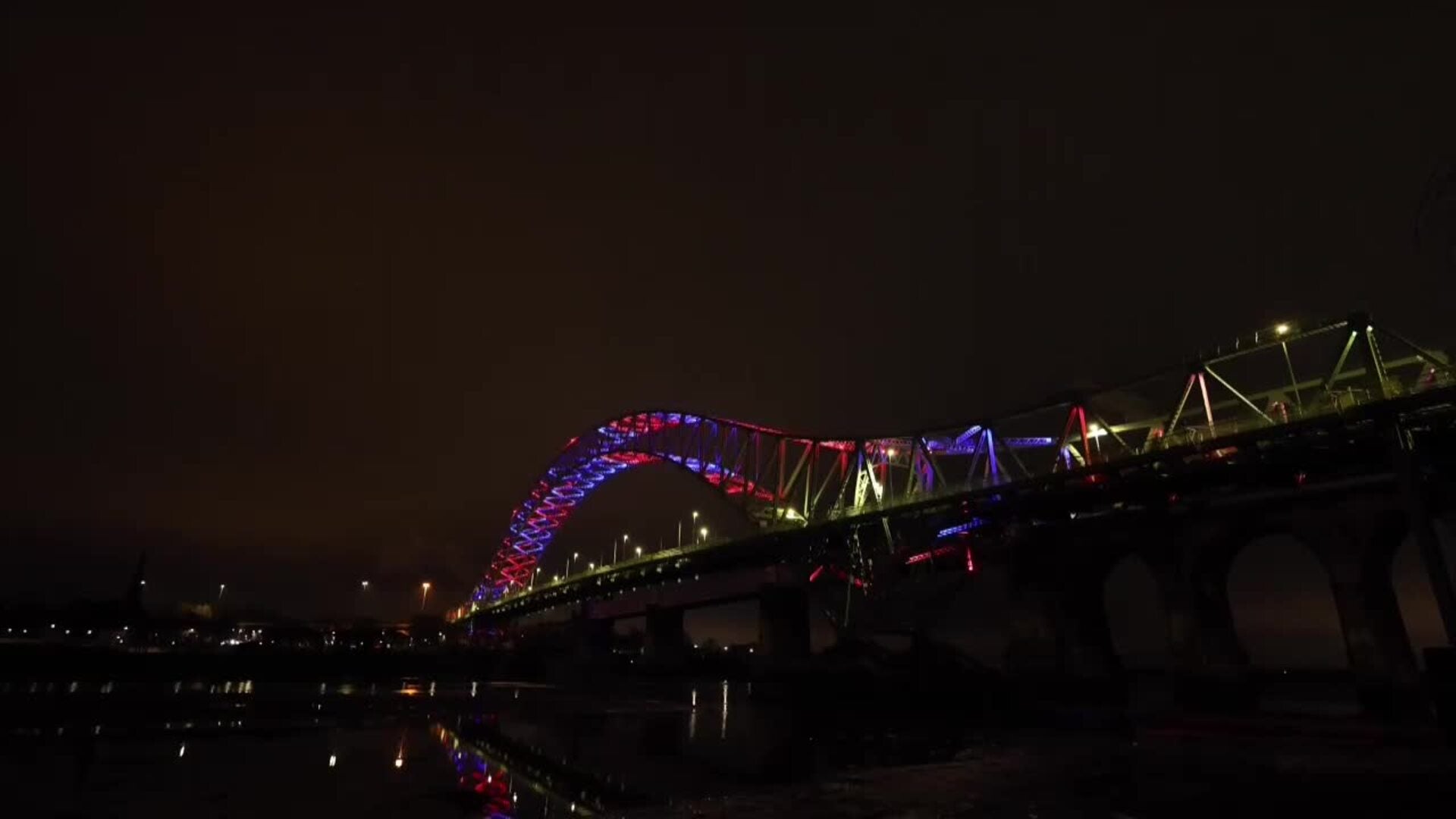 El puente de Runcorn se ilumina con los diseños de luces de un grupo de ...
