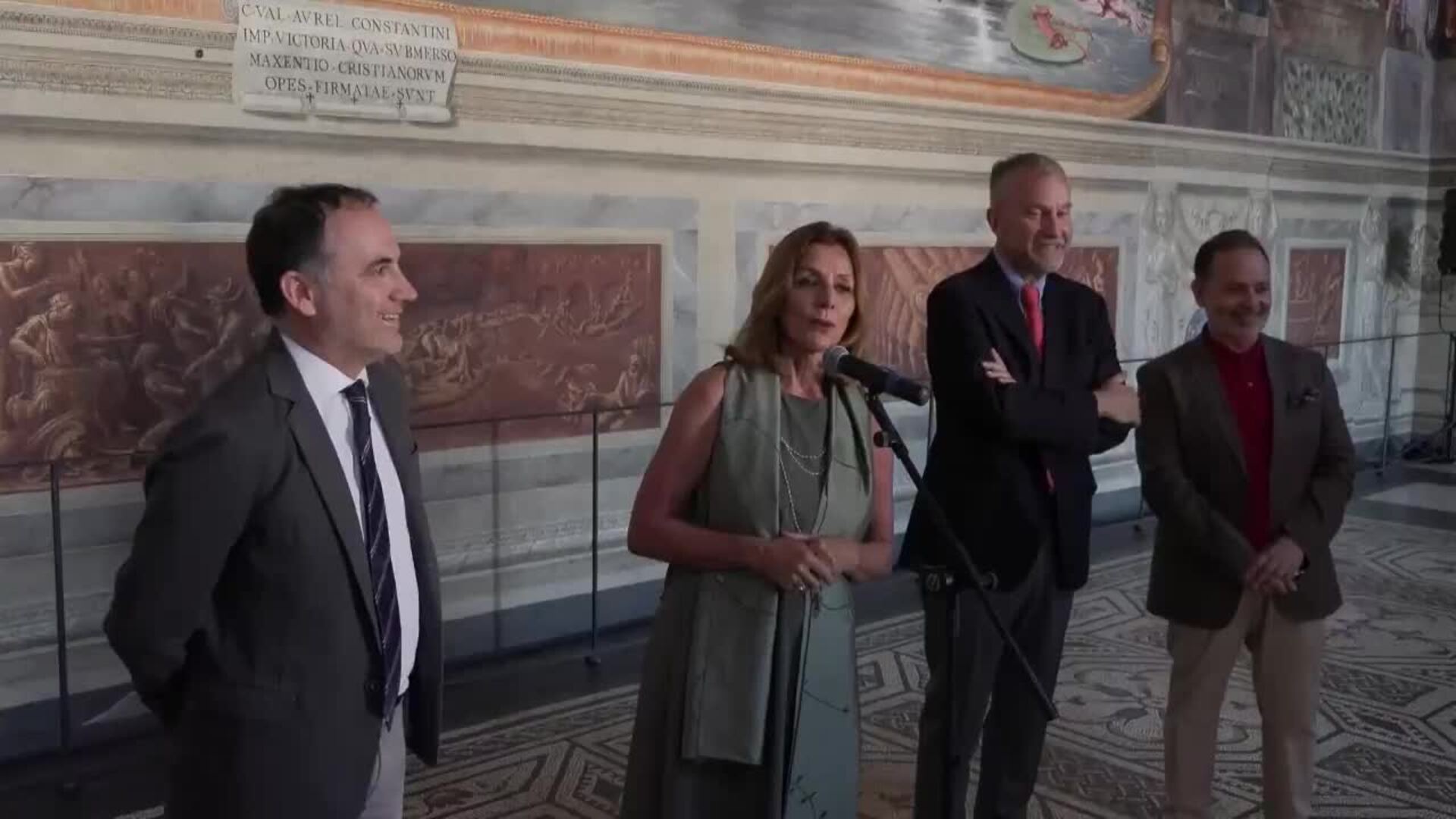 La Sala de Constantino de Rafael en los Museos Vaticanos vuelve a ...