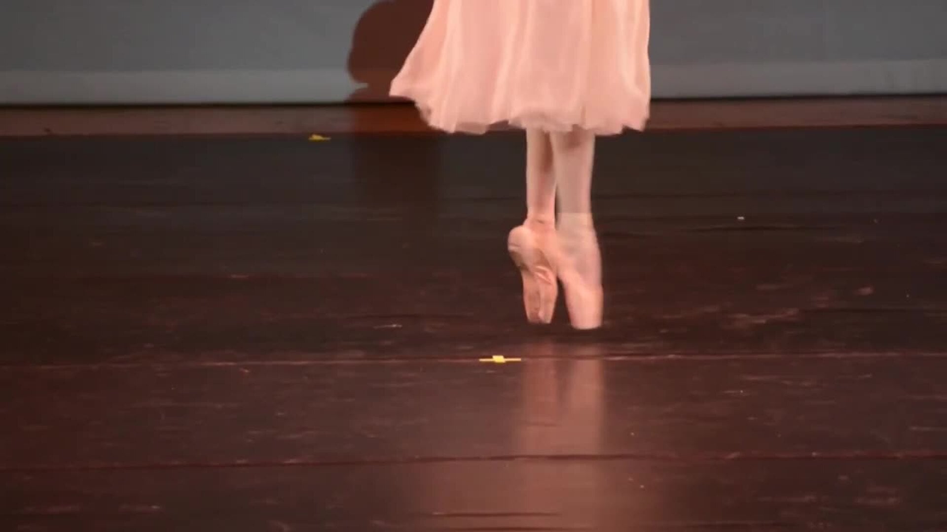 Con zapatillas de punta y tutús, bailarines rompen con estereotipos de ...