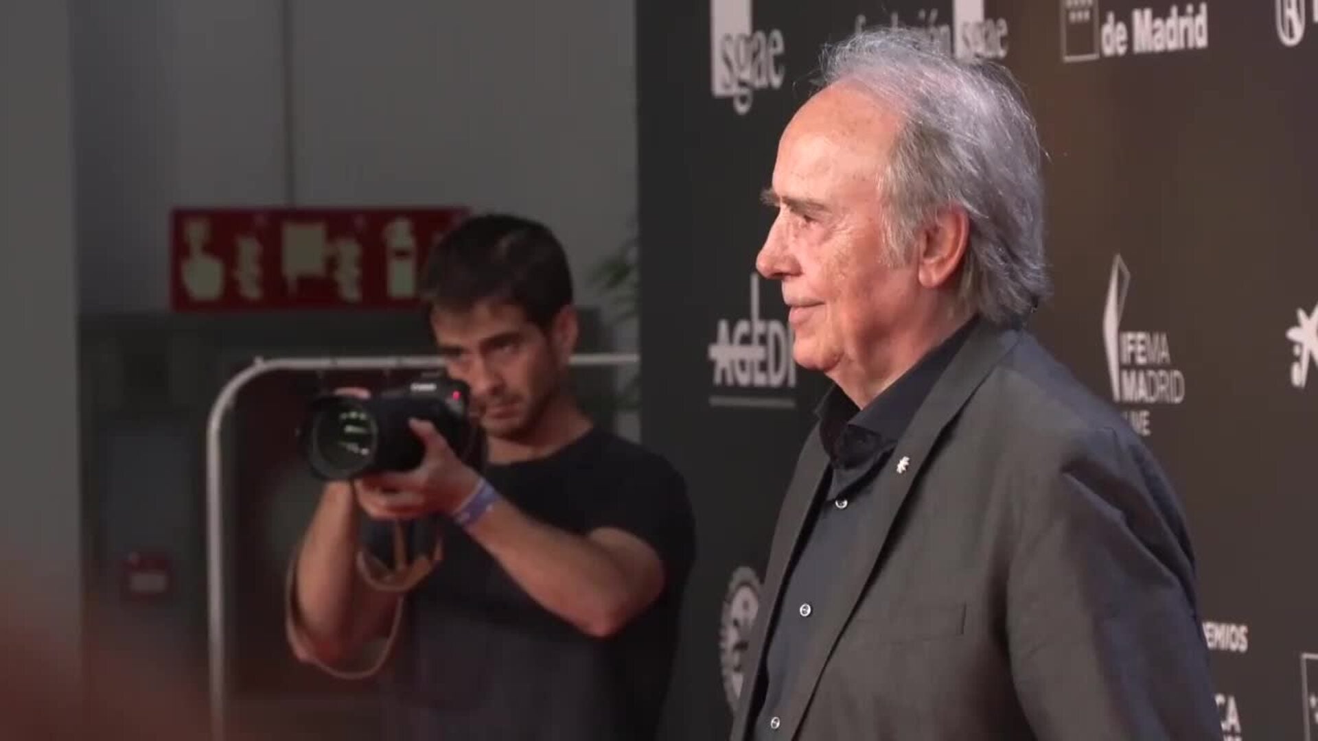 Serrat acude a los Premios de la Academia de la Música para recoger el ...
