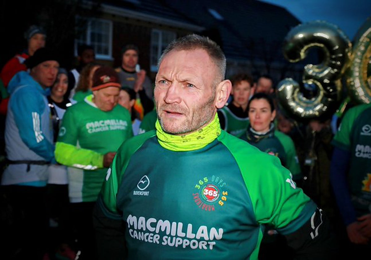 Un británico de 53 años completa 365 maratones en 365 días para luchar ...