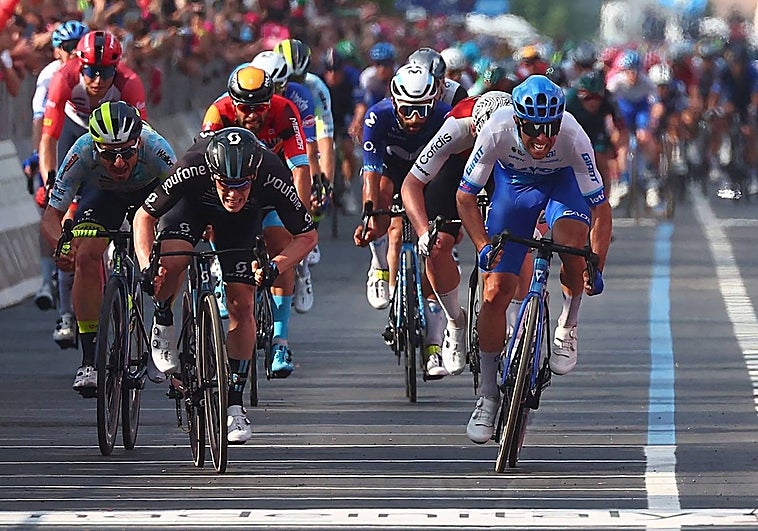 Dainese triunfa en otro final de 'foto finish'