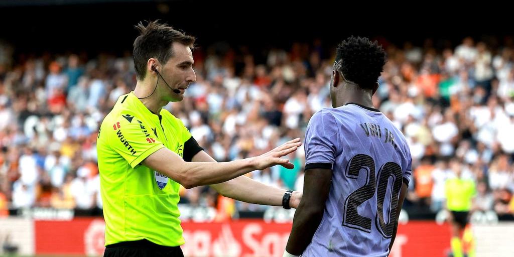 Así fue la agresión de Vinícius por la que fue expulsado en Valencia y ...