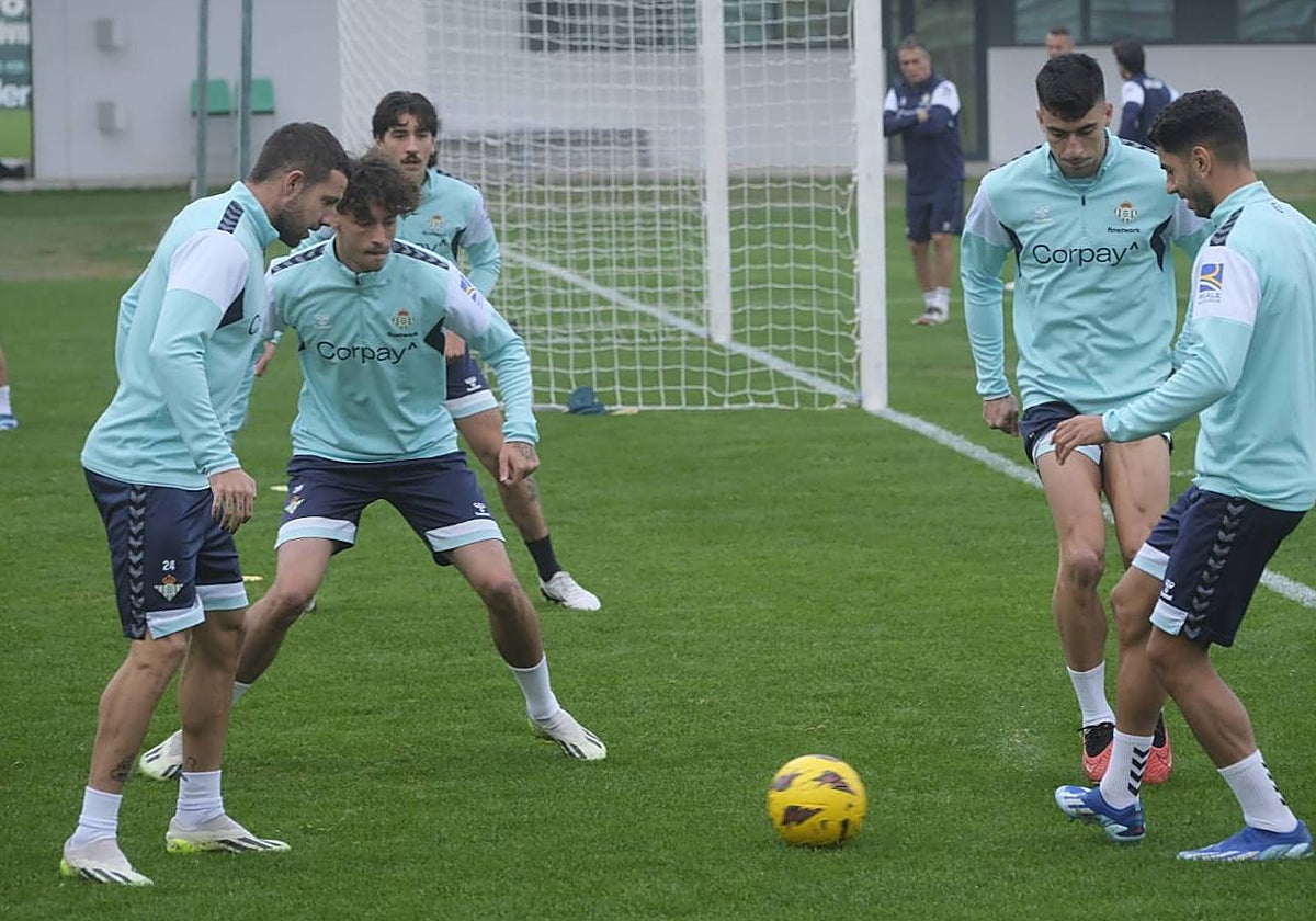Marc Roca vuelve con el grupo e Isco sigue trabajando aparte