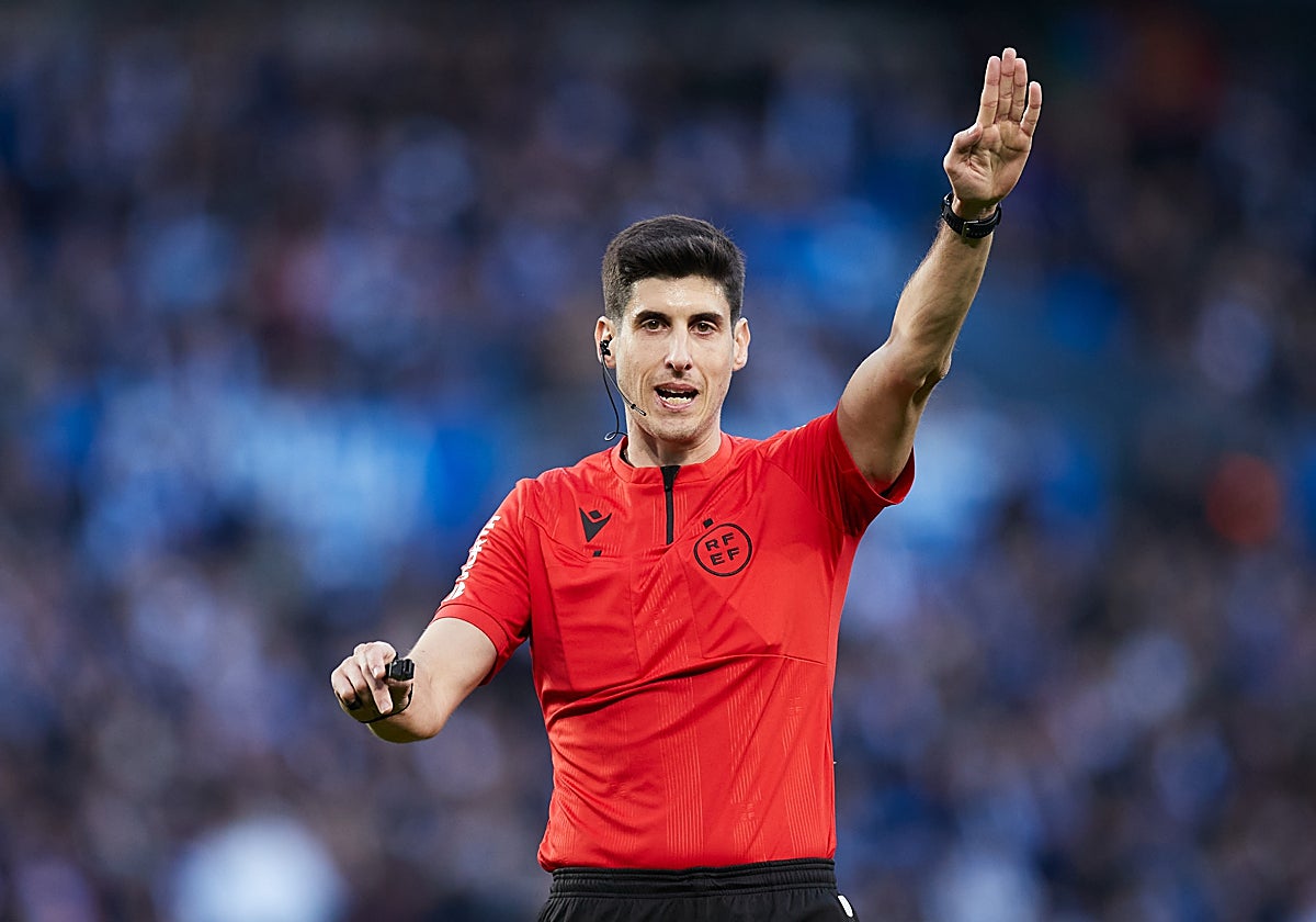 Busquets Ferrer, árbitro principal para el Granada - Sevilla