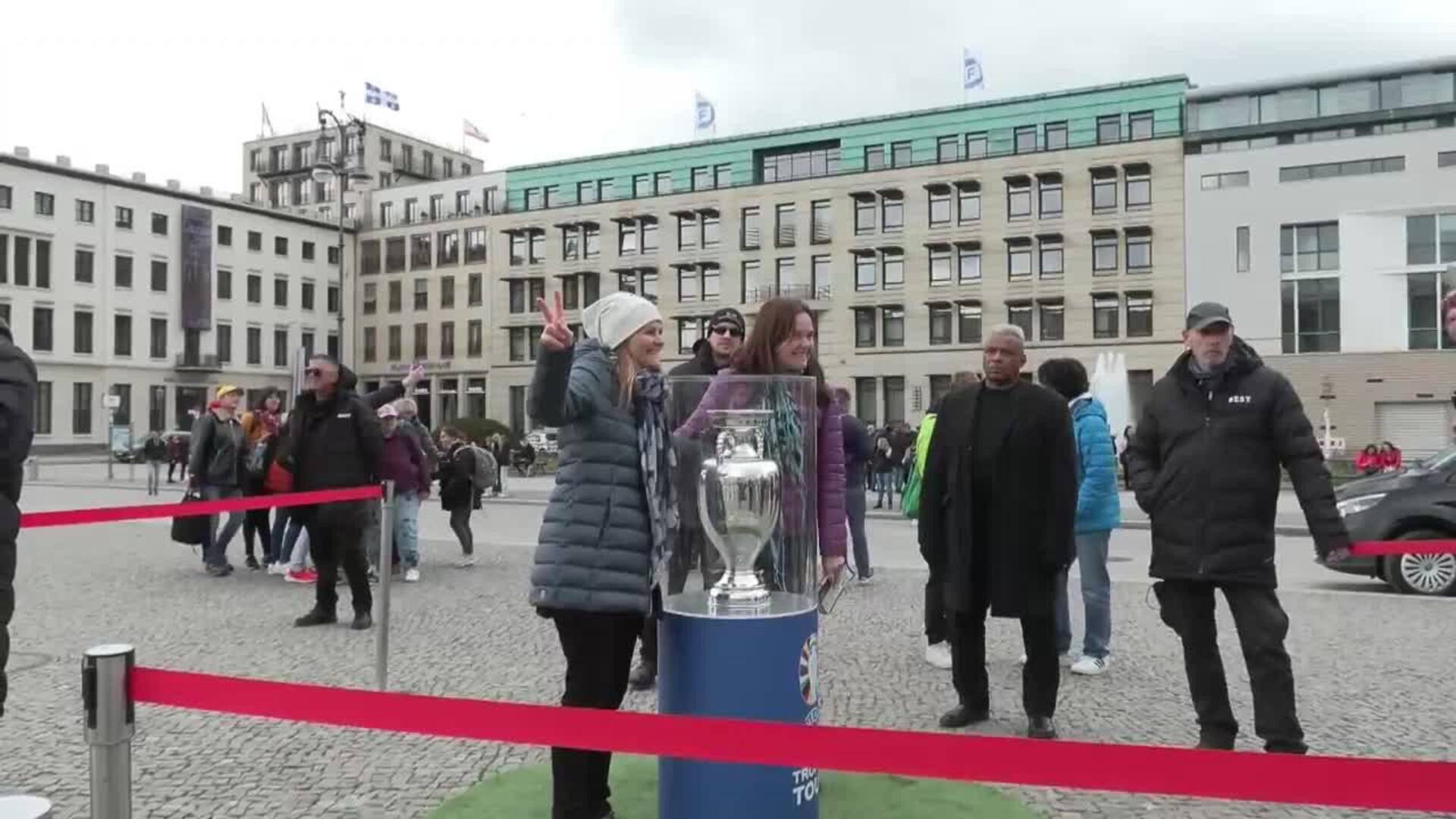 Colas en Berlín para fotografiarse con el trofeo de la Eurocopa