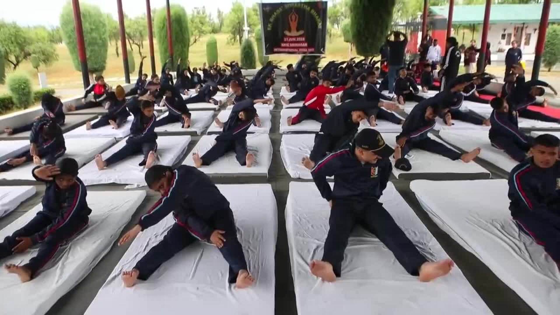 Oficiales del ejército indio practican yoga en Srinagar