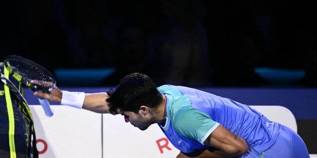 Raquetazo a la mochila: la rabia de Alcaraz en su derrota ante Zverev