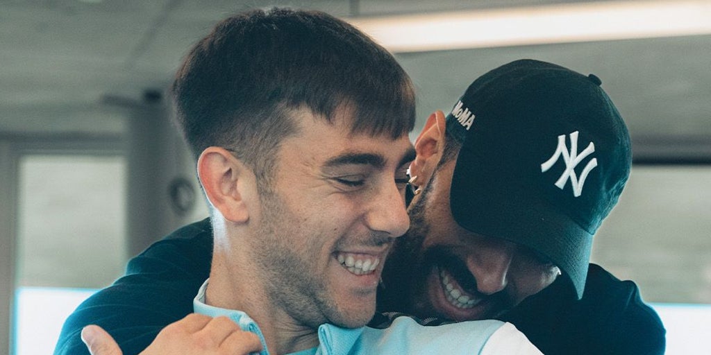 Borja Iglesias le da la bienvenida a Iker Losada en el Celta