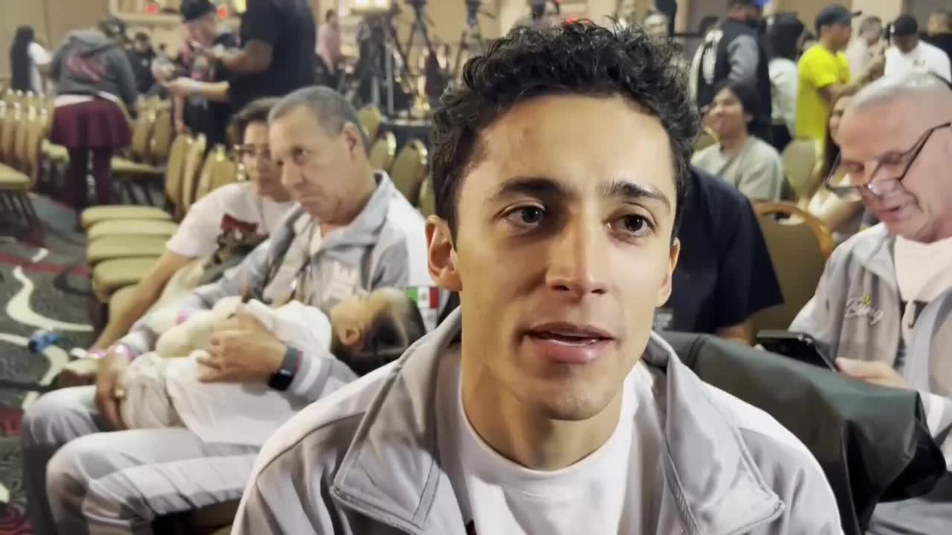 Rafael Espinoza, ovacionado en el pesaje previo a su defensa del título ...