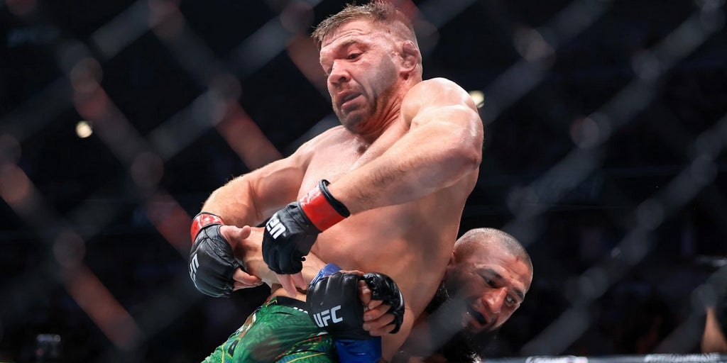 Chimaev comienza su era en la UFC: 'crucifica' a Du Plessis y se ...