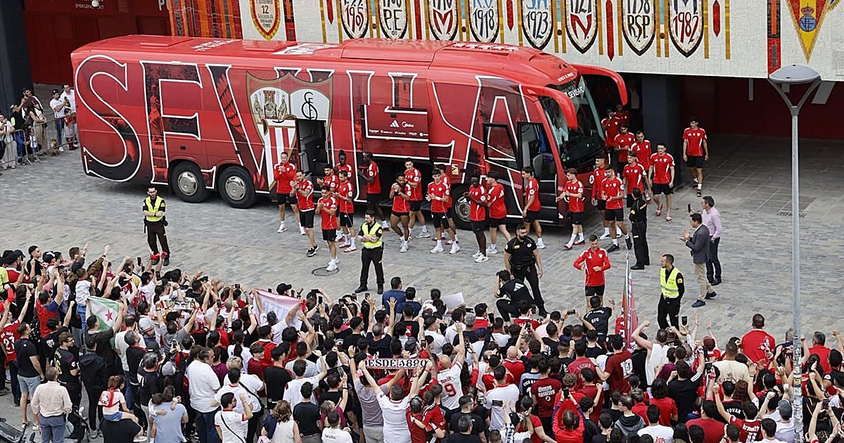 Locura en la salida del Sevilla FC del Sánchez-Pizjuán: «Nos vamos a ...