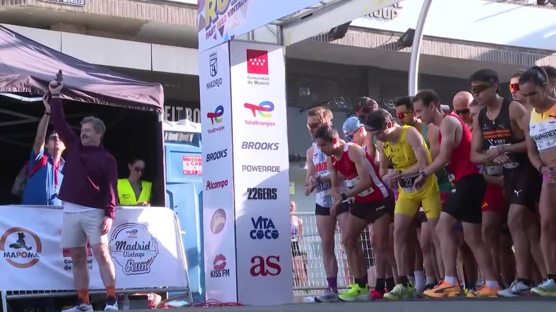 Miles de corredores participan en la Carrera Vintage Run en Madrid