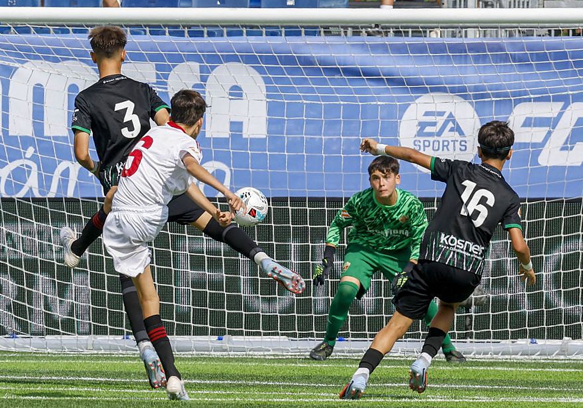 El Sevilla cae ante el Elche y se queda sin final de LaLiga Futures (1-2)
