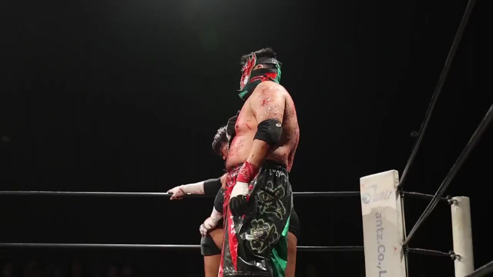 El campeón mexicano que triunfa en la lucha libre ultraviolenta de Japón