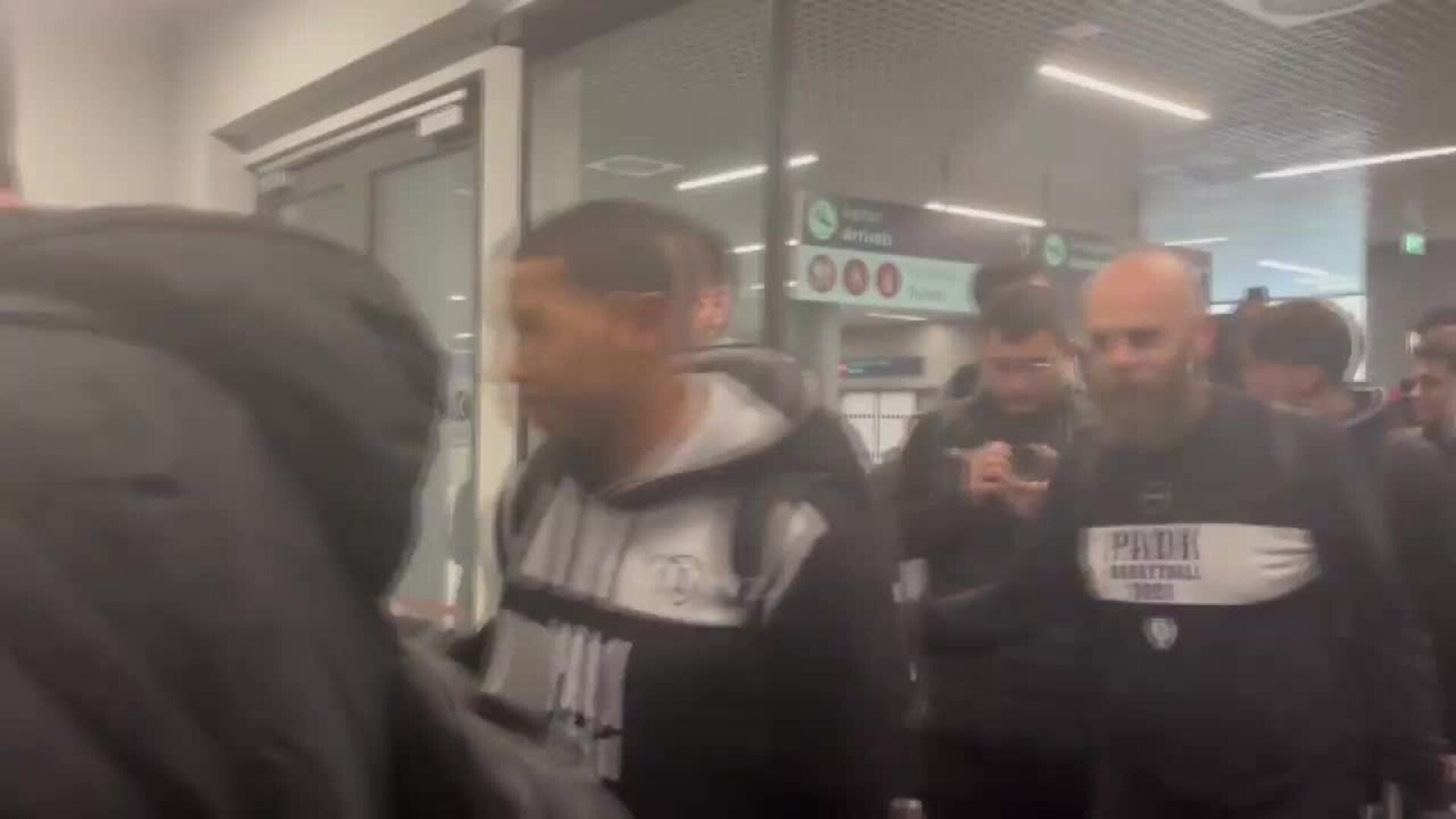 Cientos de aficionados del PAOK Salónica reciben al equipo tras ...