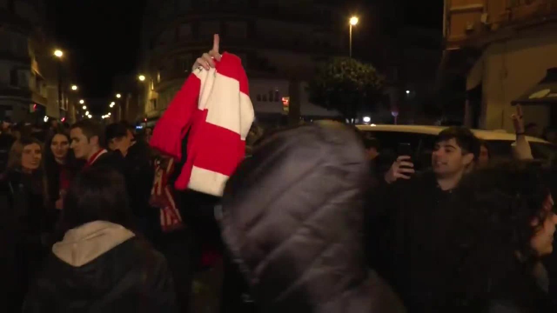 Hinchas del Athletic de Bilbao celebran el paso a la final en la Copa ...