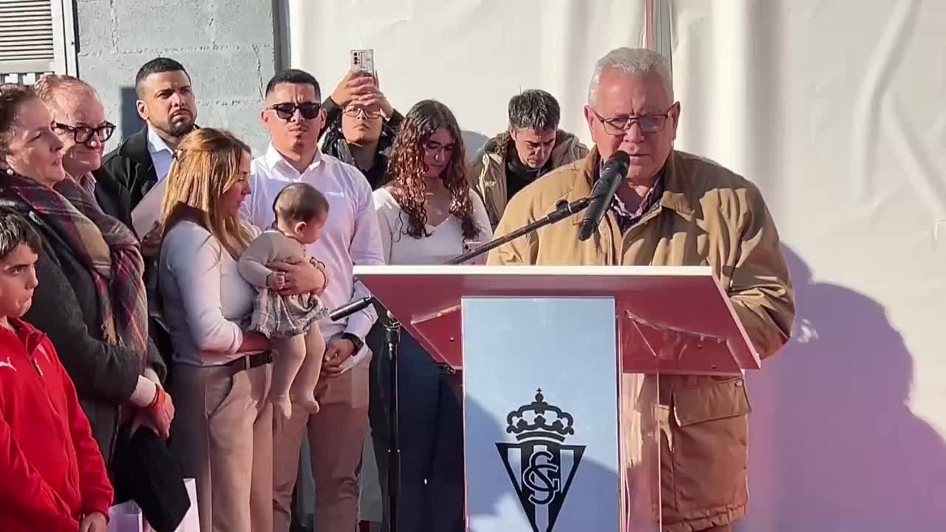 La puerta 11 de El Molinón lleva desde hoy el nombre de Enzo Ferrero