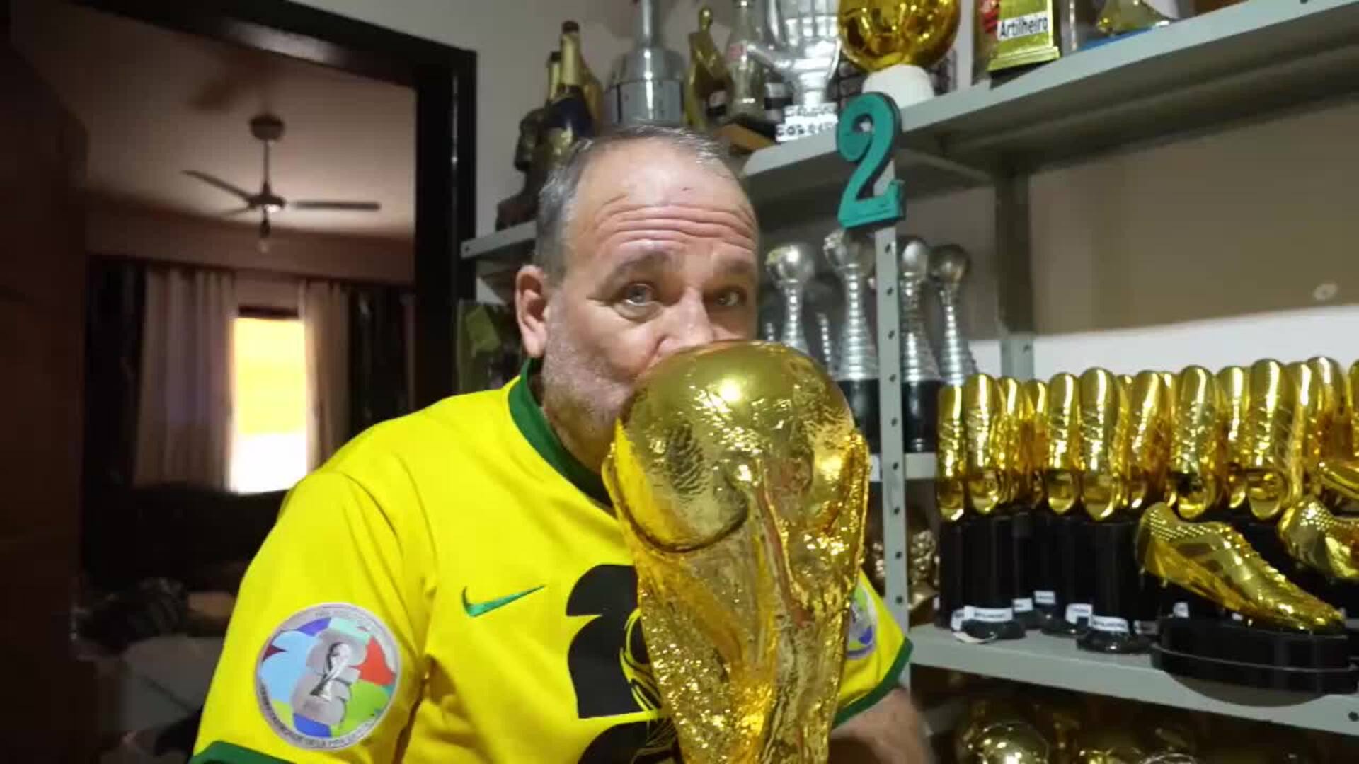 El fabricante de 3.000 réplicas de la Copa del Mundo ansía por la sexta ...
