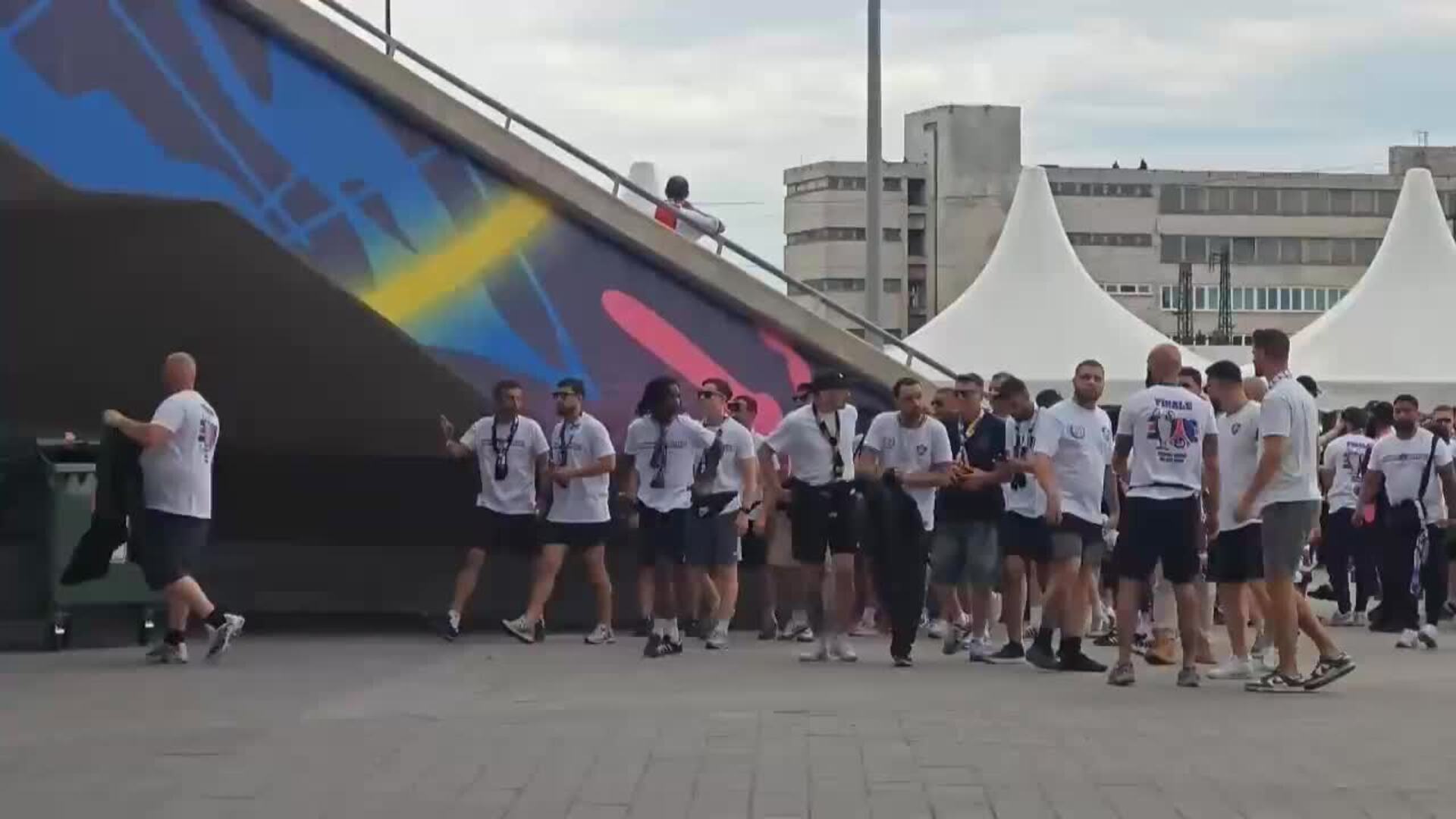 Los hinchas del PSG y del Arsenal crean un “ambiente loco” en Budapest ...
