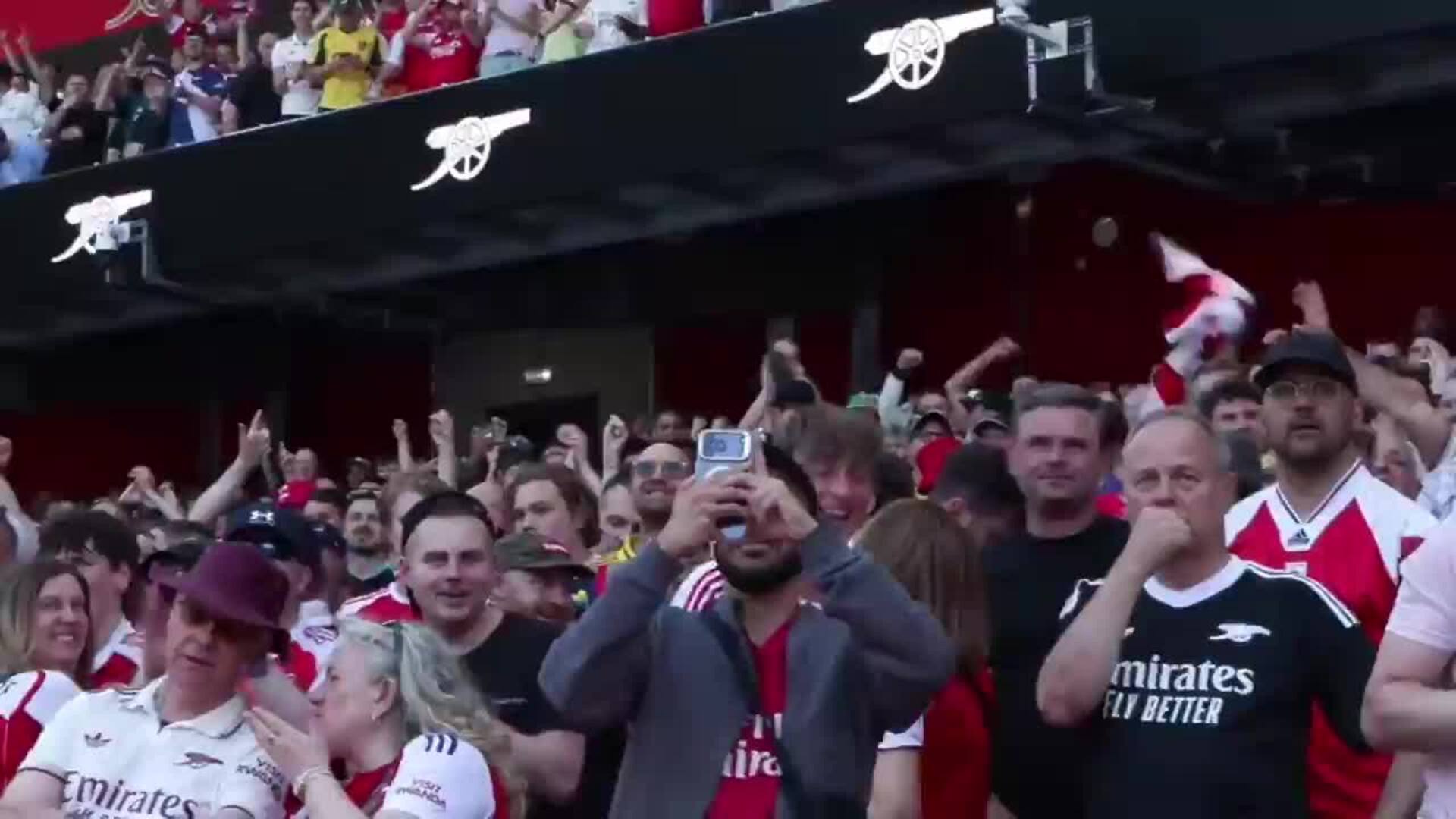 Miles cantan en el Emirates de Londres el gol del Arsenal en Budapest