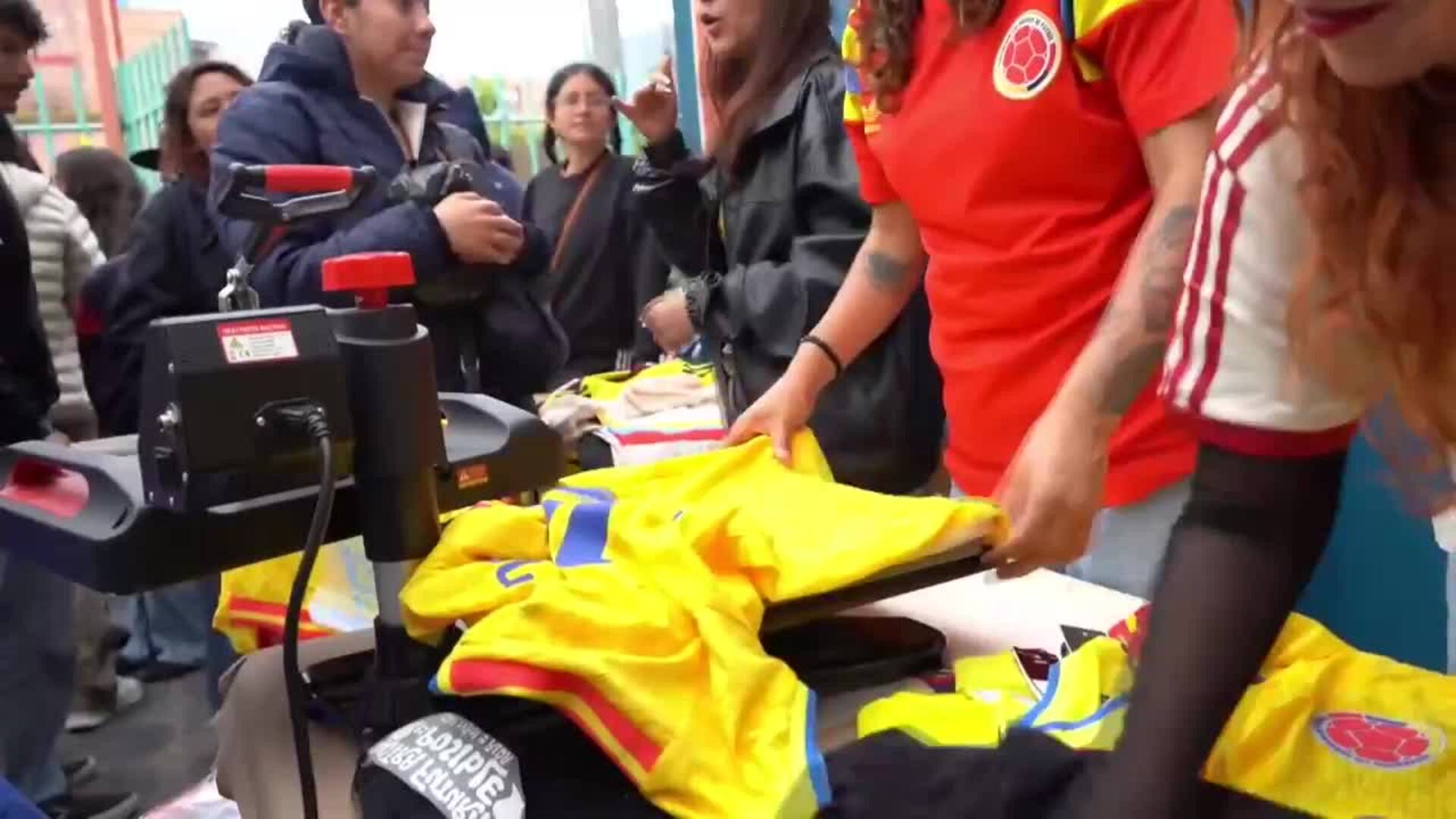 Seguidores de Cepeda estampan camisetas de selección Colombia de fútbol ...