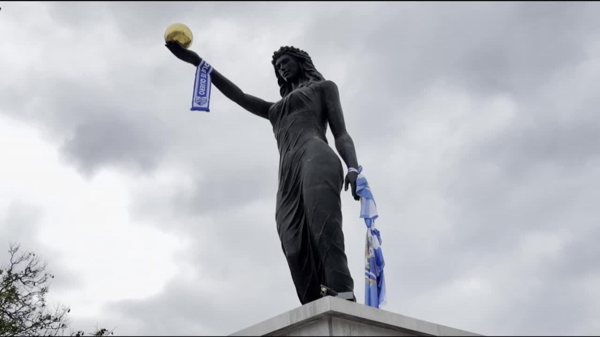 Málaga se tiñe de banderas blanquicelestes para apoyar a su club de fútbol