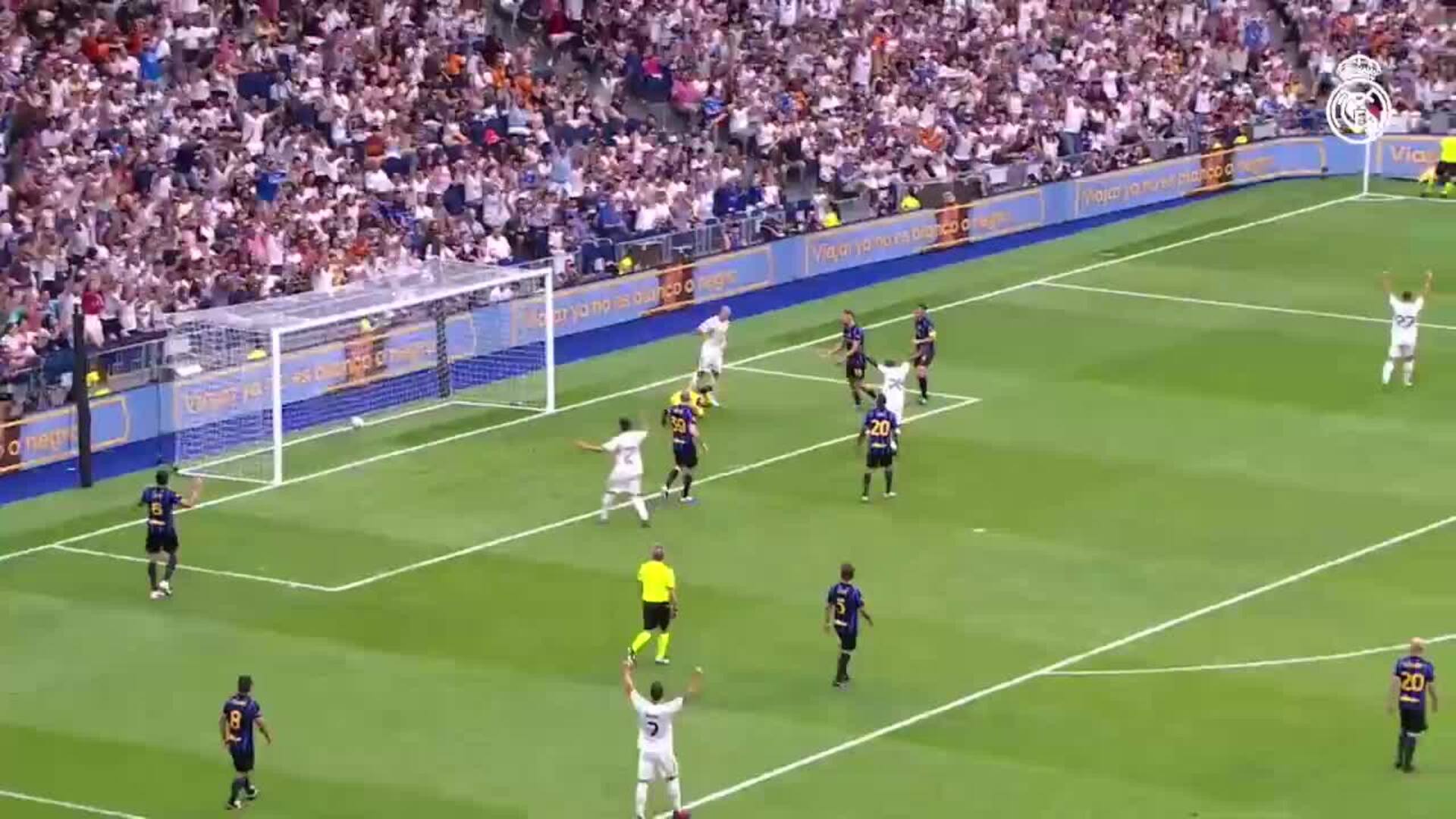 2-1. El Real Madrid remonta y se lleva el 'Corazón Classic Match' ante ...