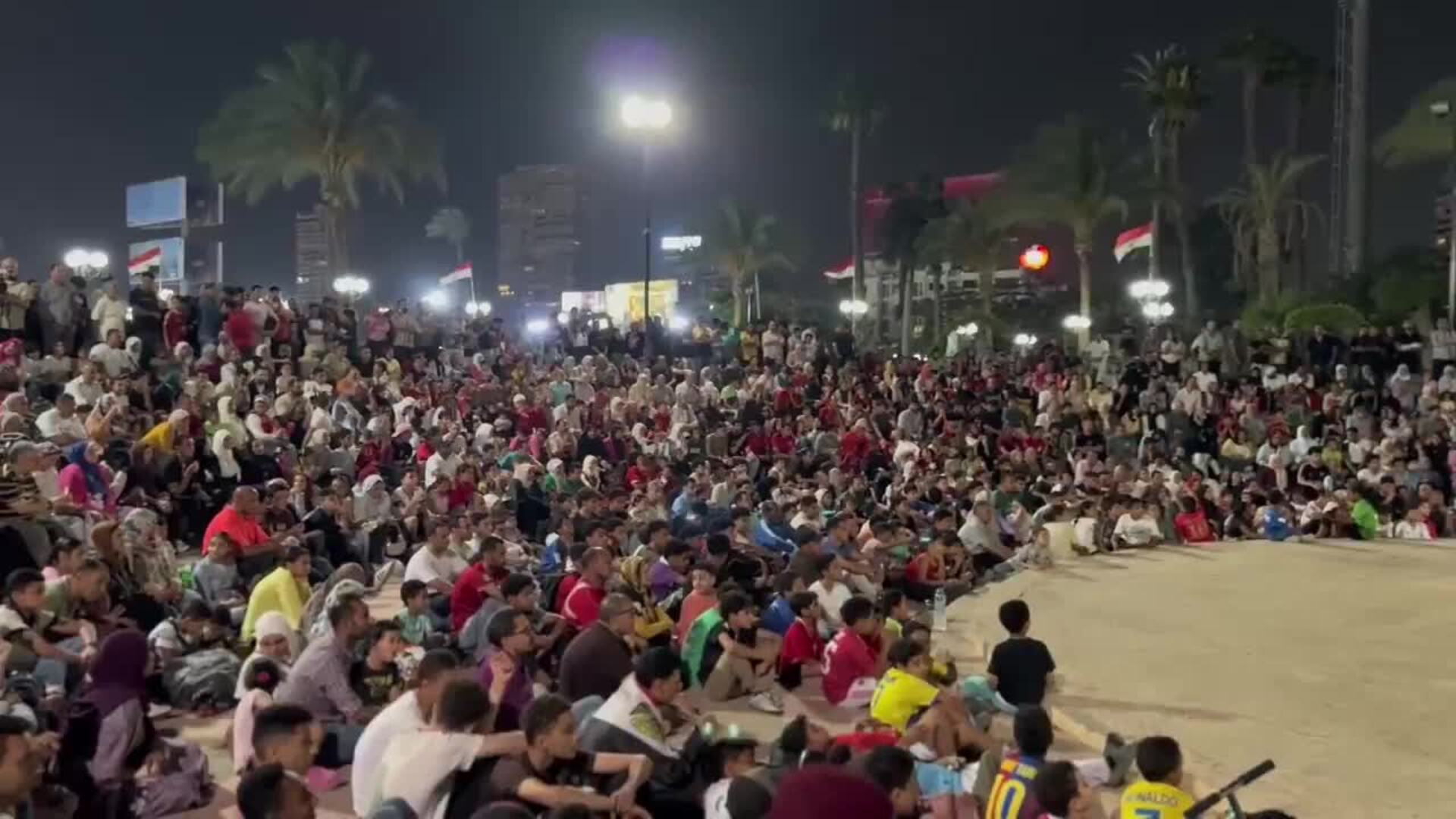 Aficionados en El Cairo siguen el partido entre Egipto y Bélgica