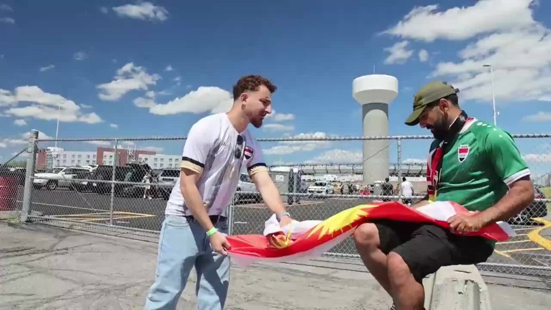 Aficionados de Irak y Noruega comienzan a llegar al Boston Stadium para ...