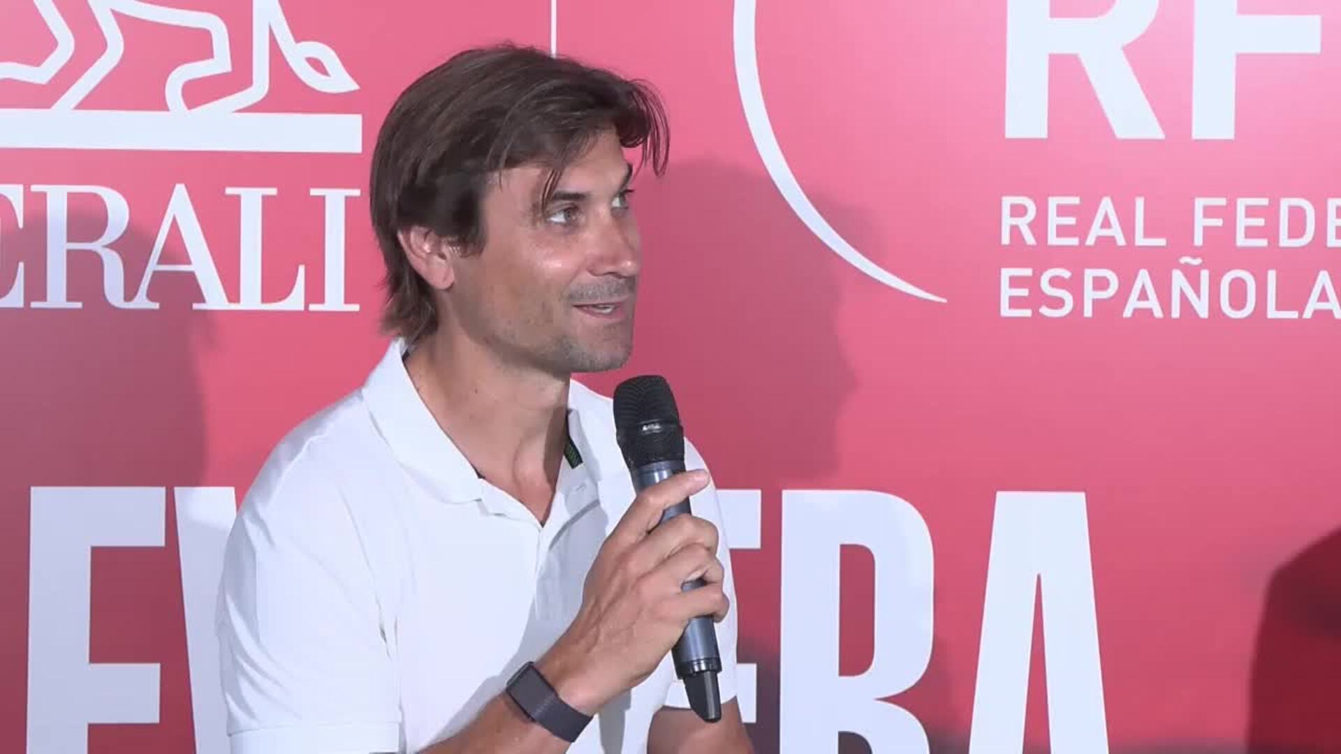 David Ferrer presenta la nueva equipación oficial de la selección ...