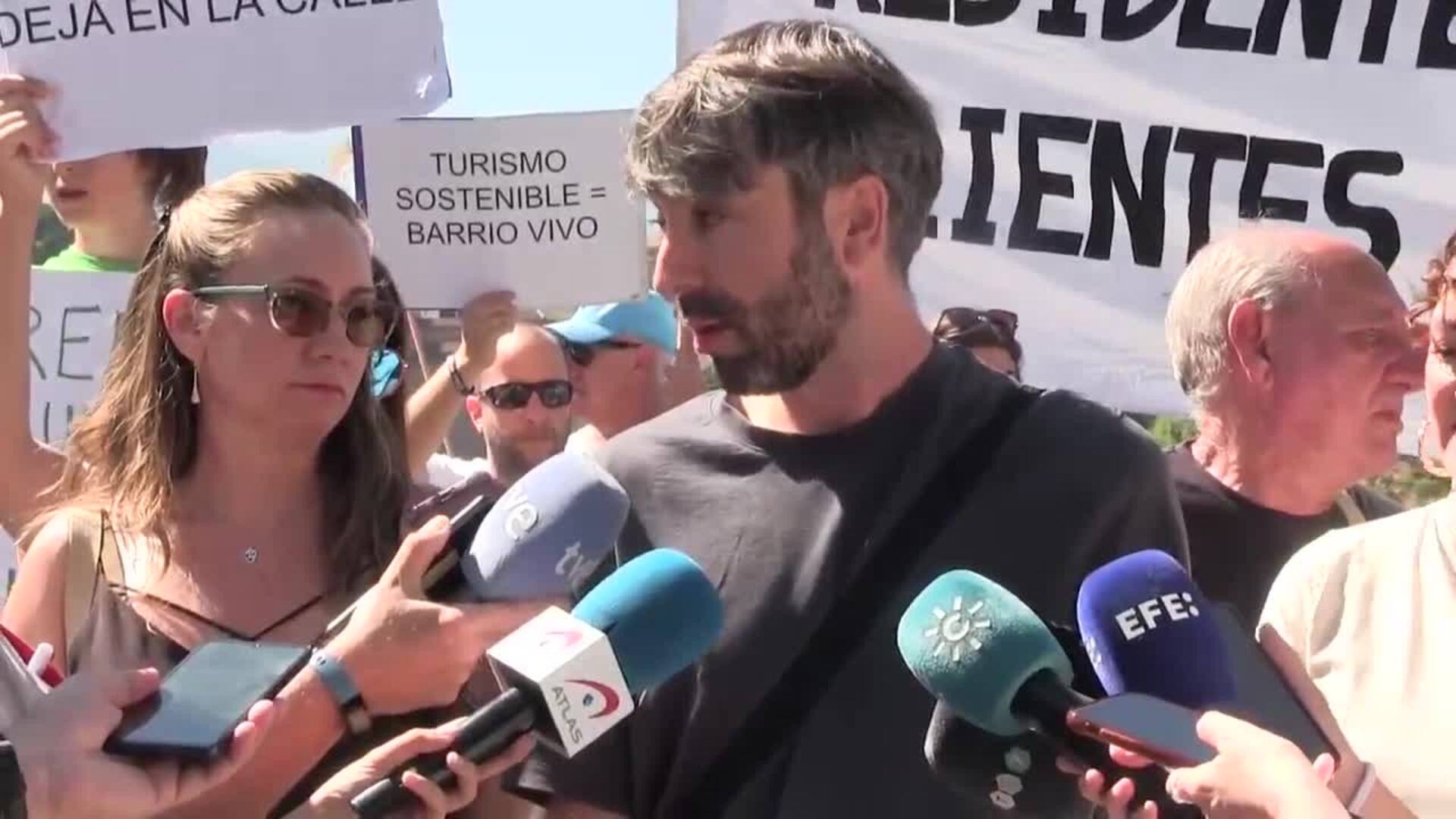 Un centenar de personas protestan en el Albaicín de Granada por la ...