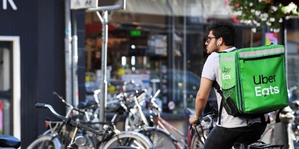 Trabajo investiga a Uber Eats por el modelo de contratación de sus repartidores