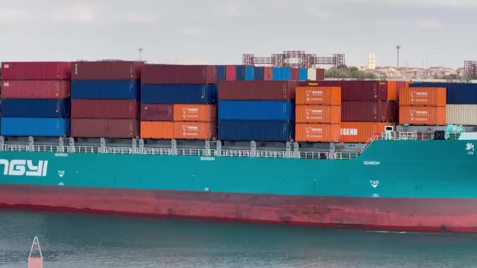 El Canal de Suez confía en que "todo el mundo" vuelva a sus aguas