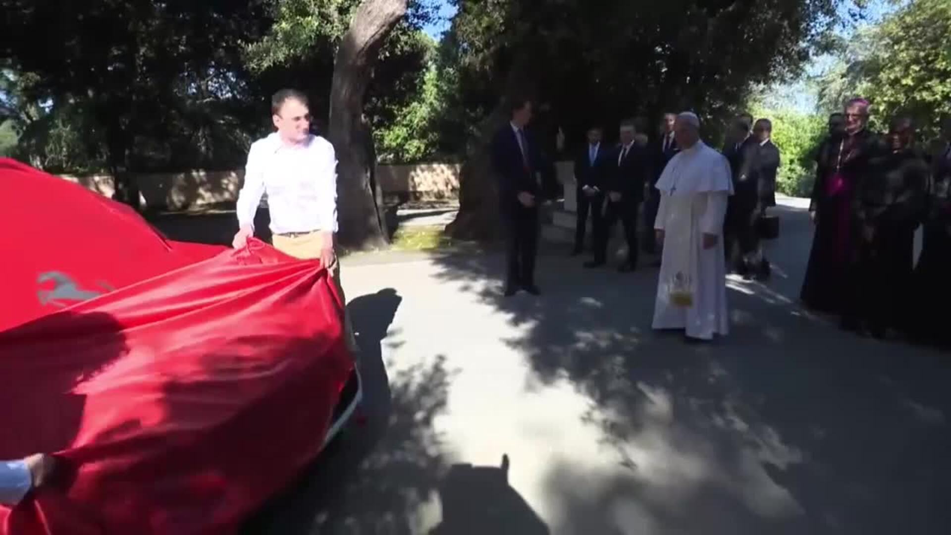 El papa se pone al volante del primer modelo eléctrico de Ferrari