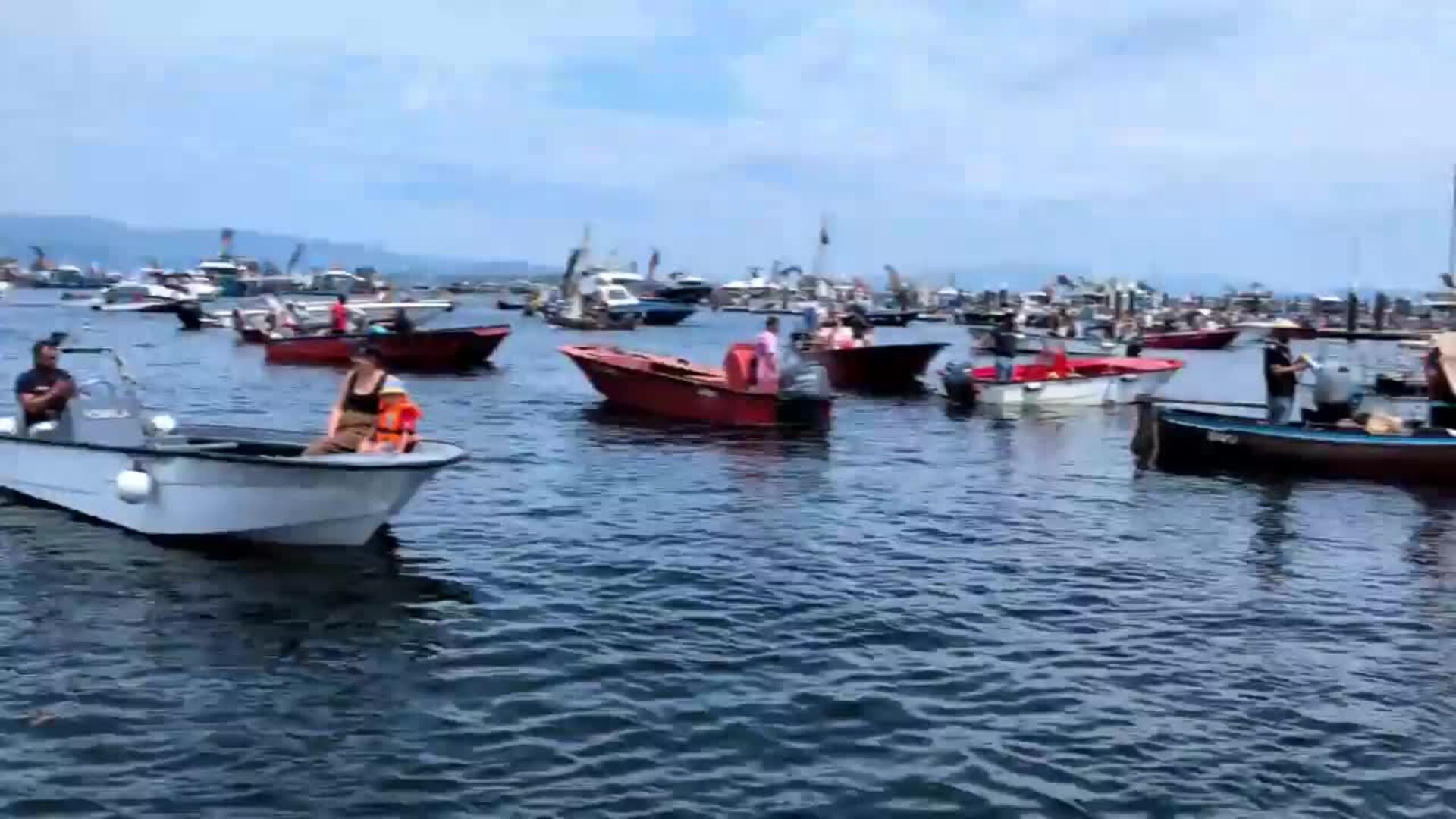 Miles de personas por tierra y 300 barcos por mar piden enterrar dos ...