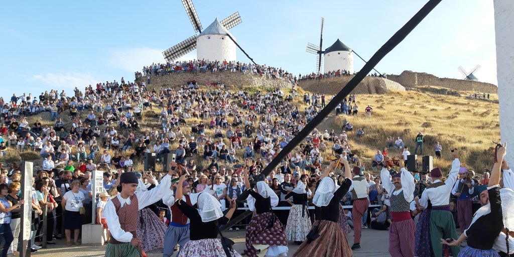 La Fiesta de la Rosa del Azafrán llena Consuegra de visitantes