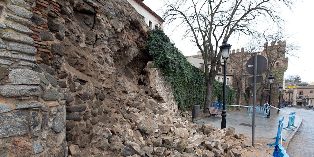 Se derrumba parte de un muro de mampostería de la antigua Muralla a ...