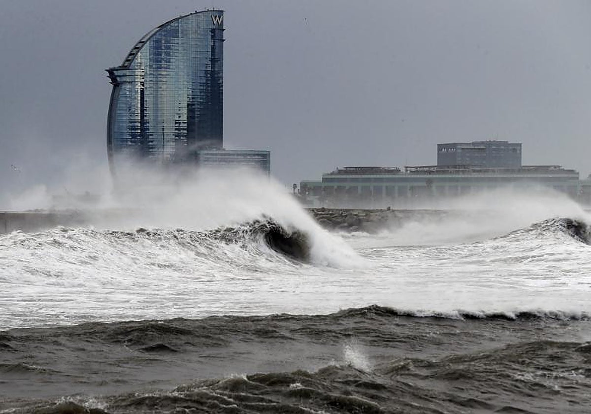 Olas de hasta cuatro metros, lluvia y nieve: la borrasca Isaack se ceba ...