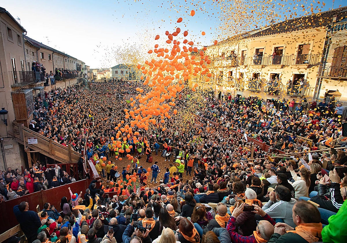 Miles de personas celebran el comienzo del Carnaval del Toro en Ciudad ...