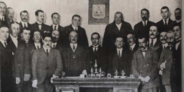 Ronda 1918: para empezar, una bandera y un escudo